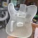 Il customise une guitare électrique en recyclant plus de 1000 CD ...