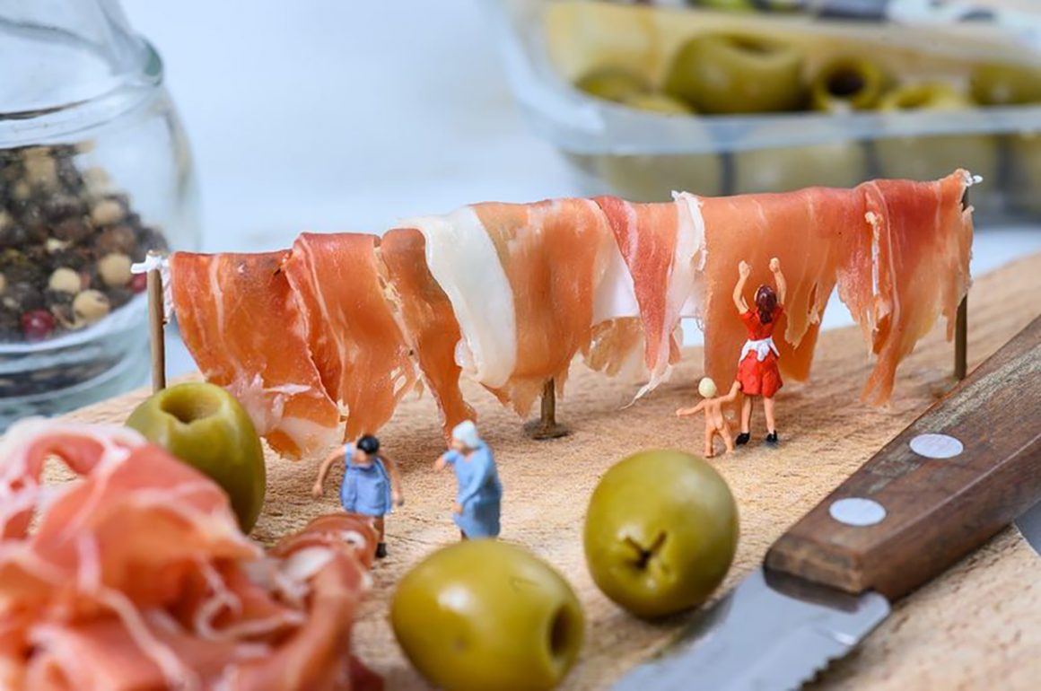 Peter Csakvari joue avec des objets du quotidien pour créer des mondes ...