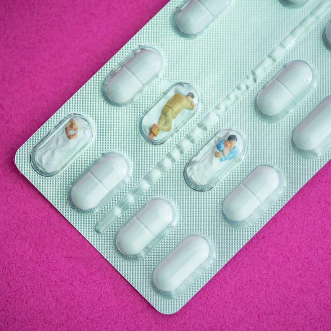 Peter Csakvari joue avec des objets du quotidien pour créer des mondes ...