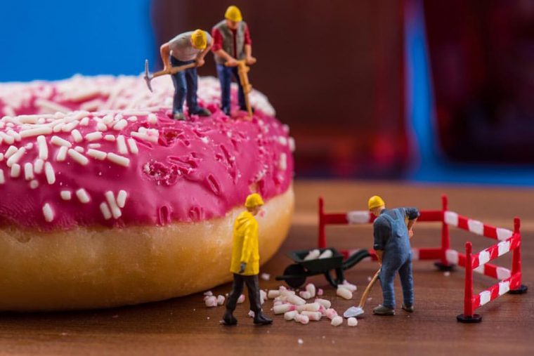 Peter Csakvari joue avec des objets du quotidien pour créer des mondes ...