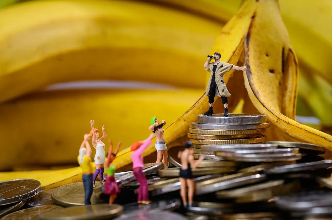 Peter Csakvari joue avec des objets du quotidien pour créer des mondes ...