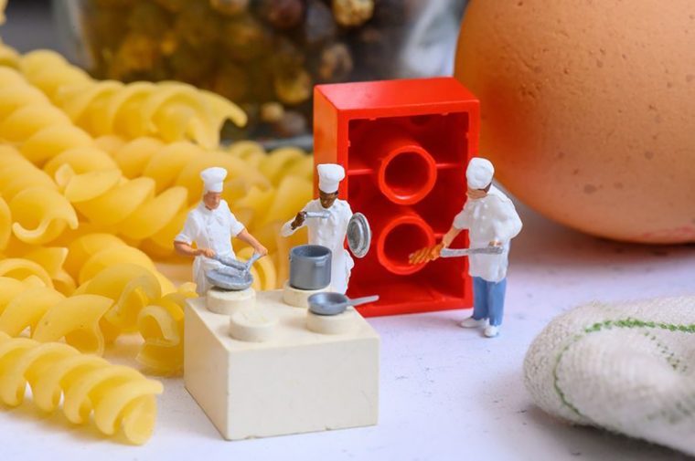 Peter Csakvari joue avec des objets du quotidien pour créer des mondes ...