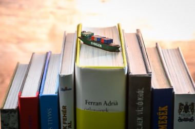 Peter Csakvari joue avec des objets du quotidien pour créer des mondes ...