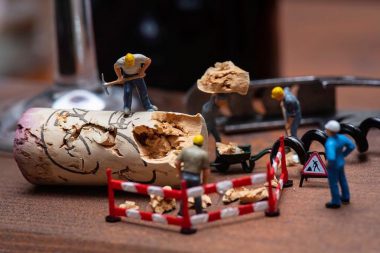 Peter Csakvari joue avec des objets du quotidien pour créer des mondes ...