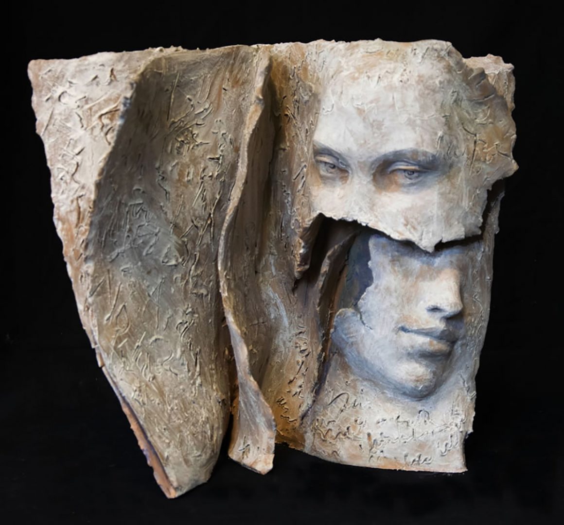 L'artiste Paola Grizi sculpte des livres troublants qui cachent des visages