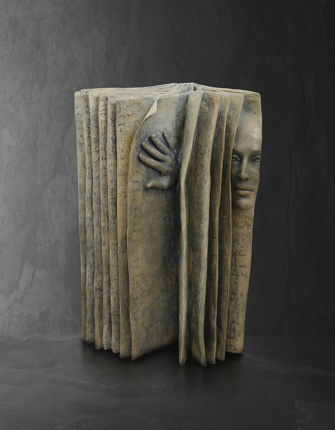 L'artiste Paola Grizi sculpte des livres troublants qui cachent des visages