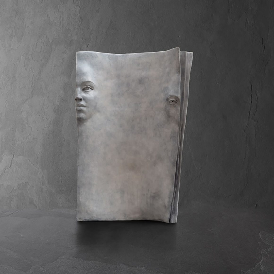 L'artiste Paola Grizi sculpte des livres troublants qui cachent des visages