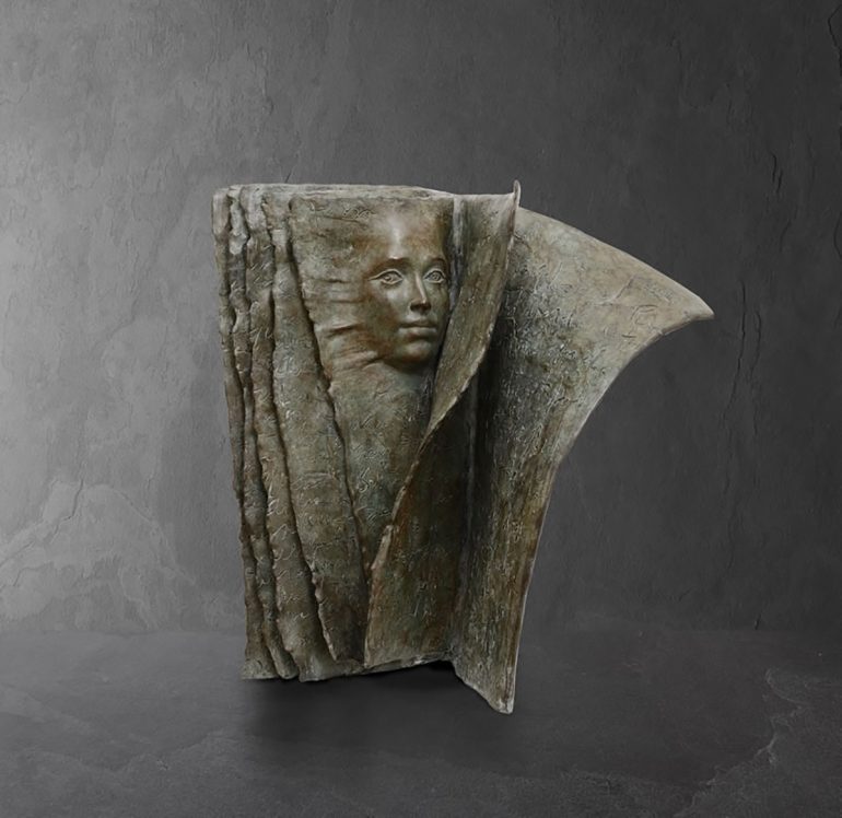 L'artiste Paola Grizi sculpte des livres troublants qui cachent des visages