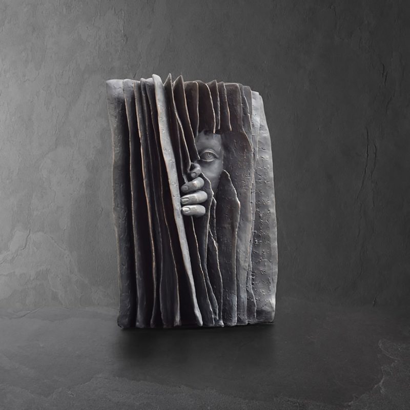 L'artiste Paola Grizi sculpte des livres troublants qui cachent des ...