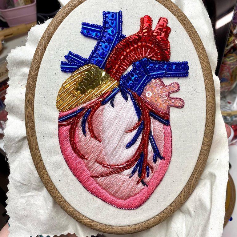 Les délicates et minutieuses broderies de l’anatomie humaine d’Amber ...