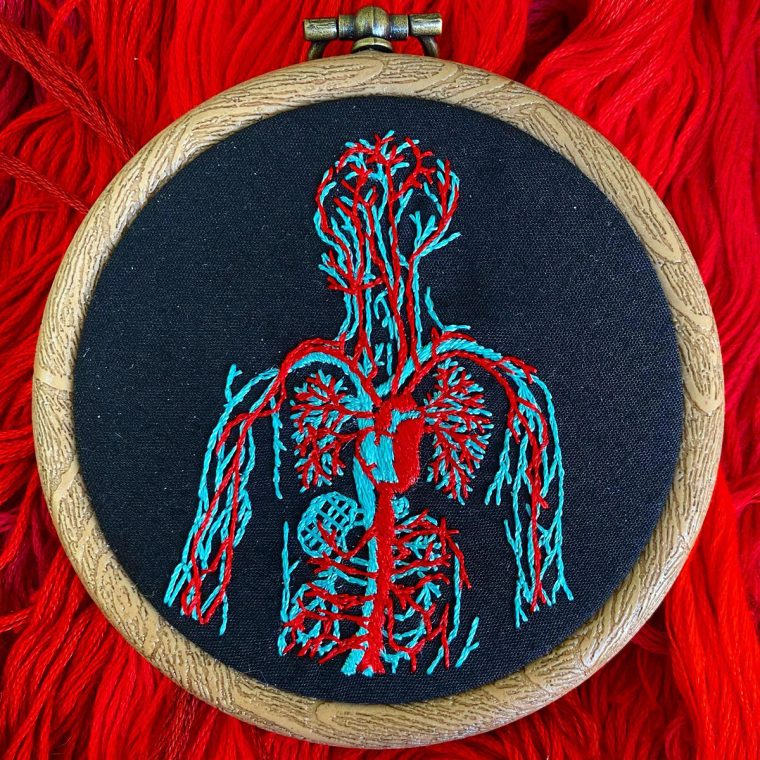 Les délicates et minutieuses broderies de l’anatomie humaine d’Amber ...