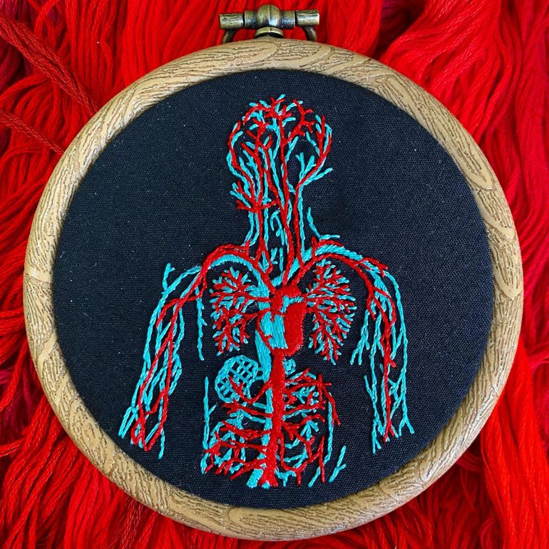 Les délicates et minutieuses broderies de l’anatomie humaine d’Amber ...