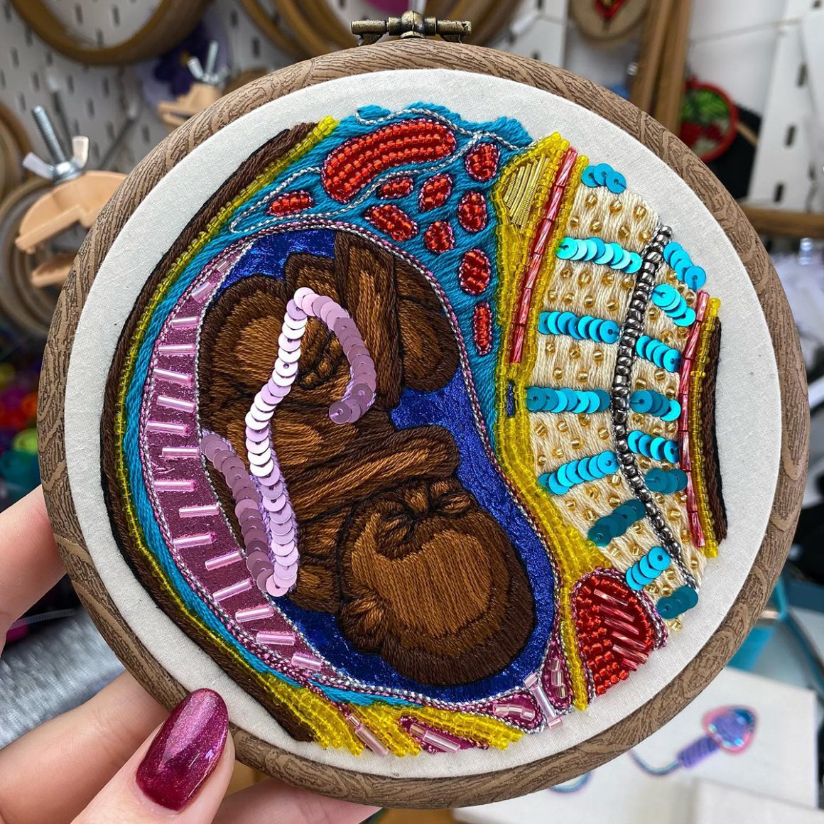 Les délicates et minutieuses broderies de l’anatomie humaine d’Amber ...