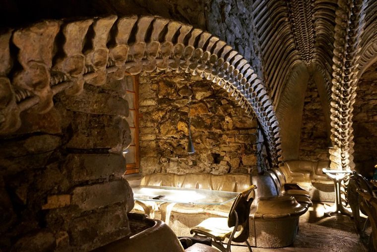 En Suisse, ce bar au design unique a été conçu par le créateur d’Alien