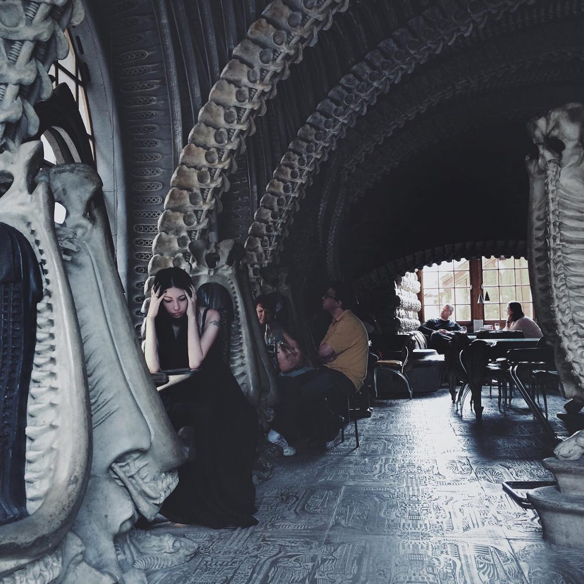 En Suisse, ce bar au design unique a été conçu par le créateur d’Alien ...