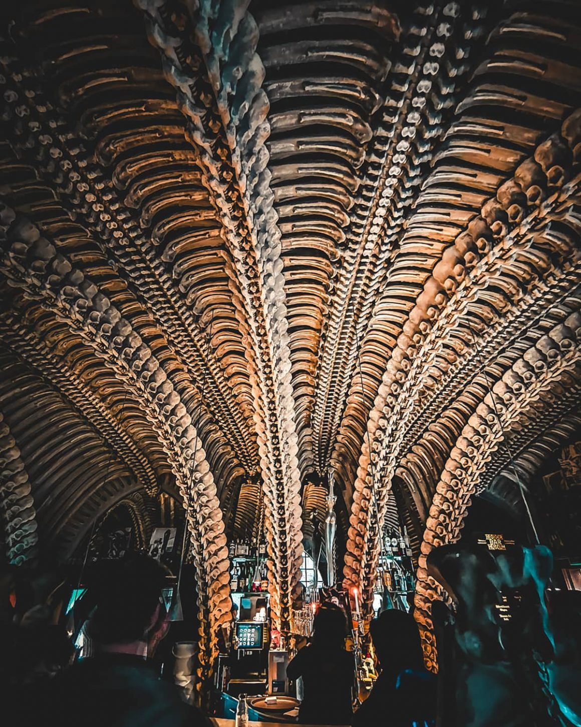 En Suisse, ce bar au design unique a été conçu par le créateur d’Alien