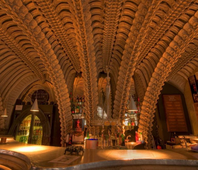 En Suisse, ce bar au design unique a été conçu par le créateur d’Alien