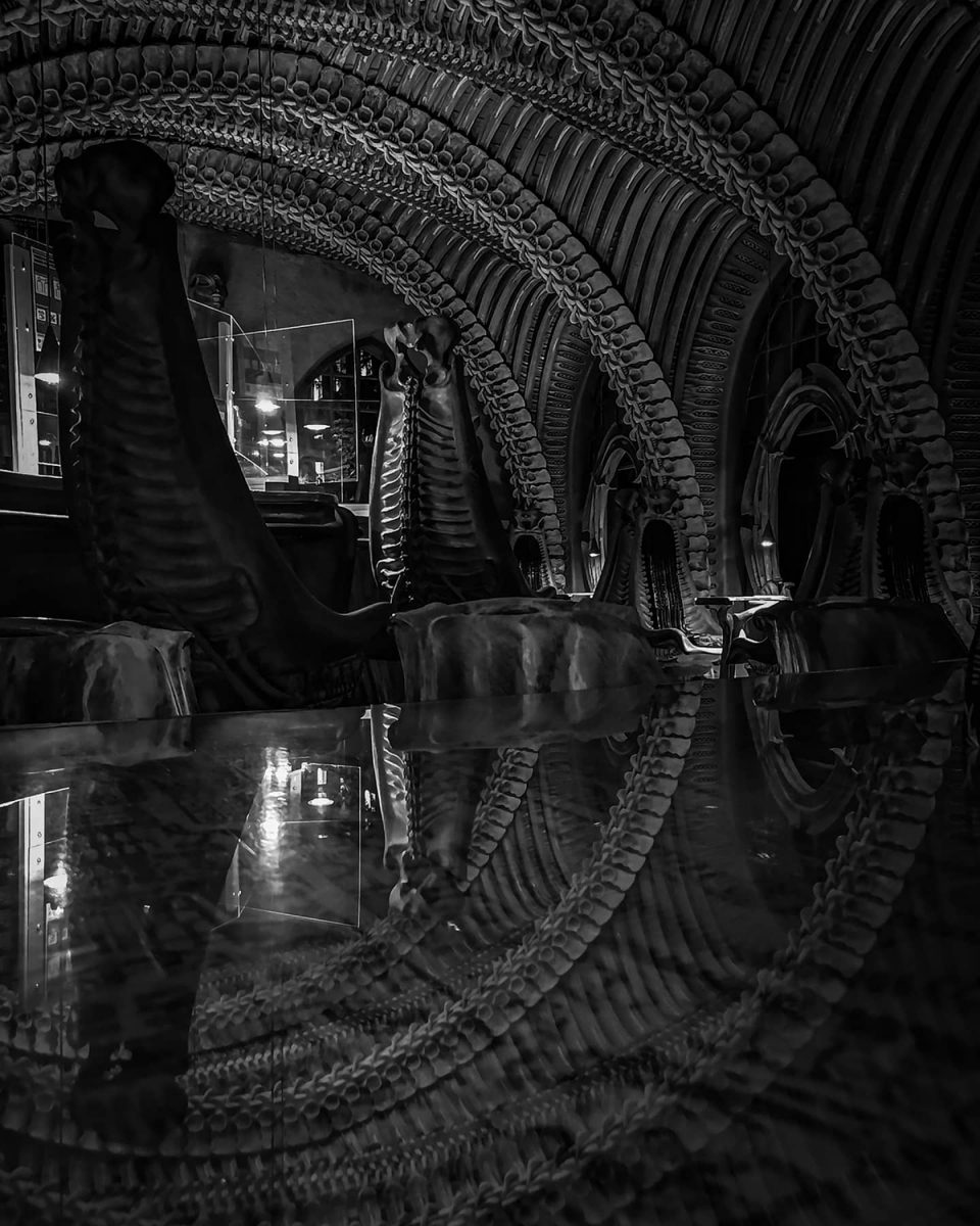 En Suisse, ce bar au design unique a été conçu par le créateur d’Alien