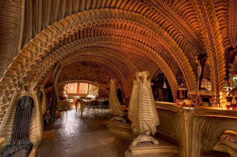 En Suisse, ce bar au design unique a été conçu par le créateur d’Alien ...