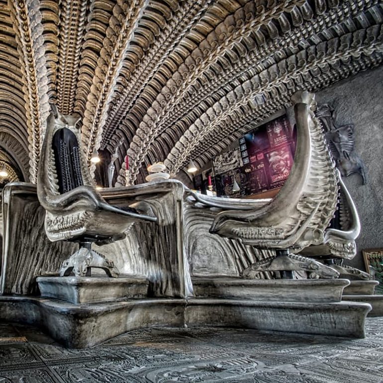 En Suisse, ce bar au design unique a été conçu par le créateur d’Alien ...