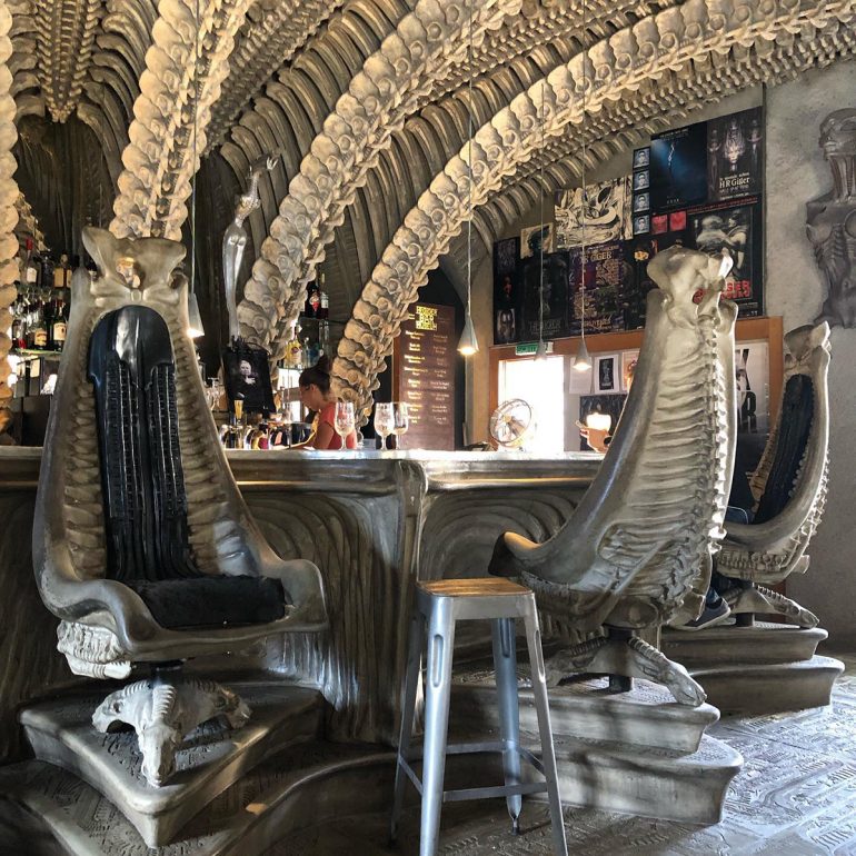 En Suisse, ce bar au design unique a été conçu par le créateur d’Alien