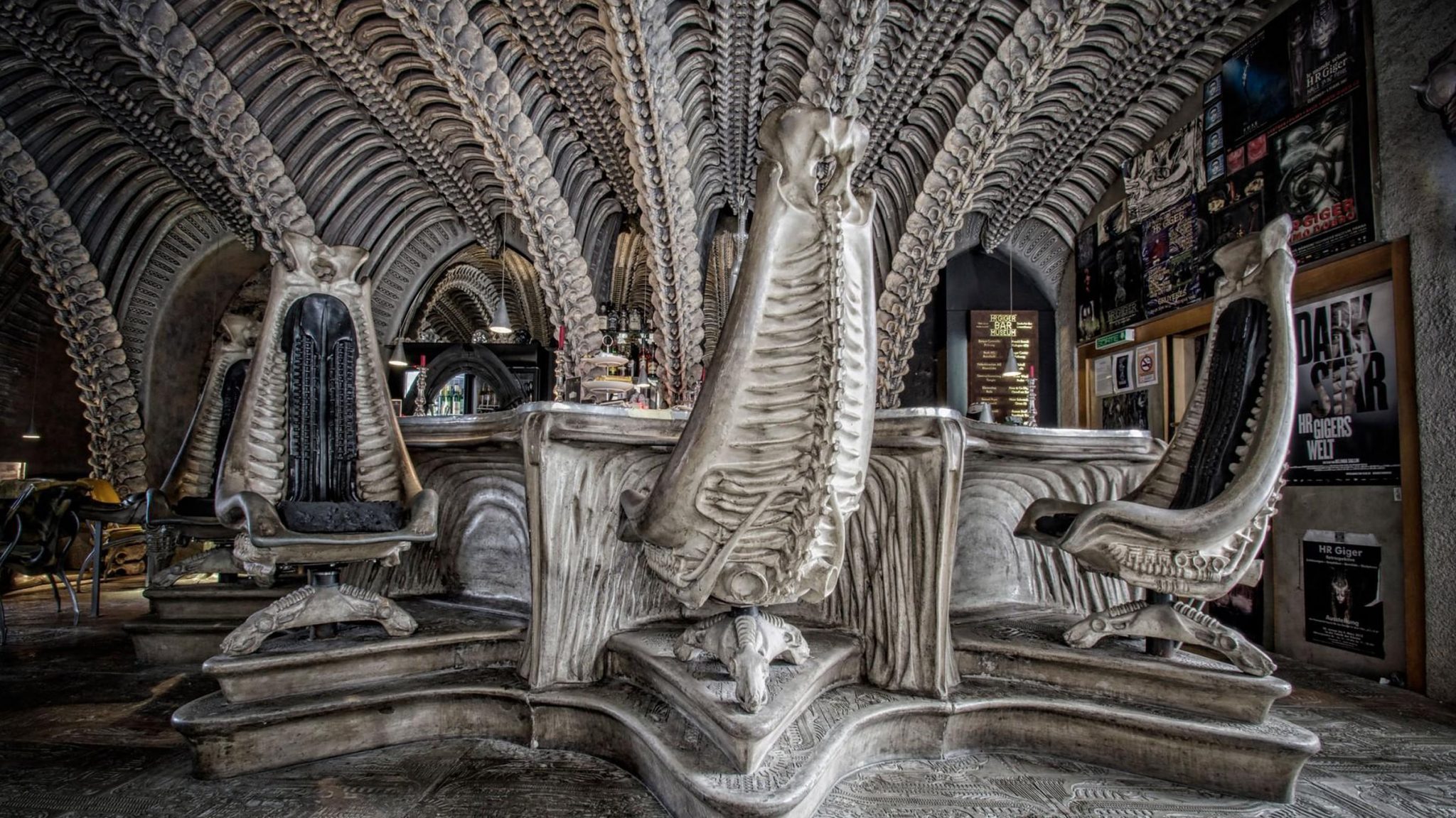 En Suisse, ce bar au design unique a été conçu par le créateur d’Alien ...