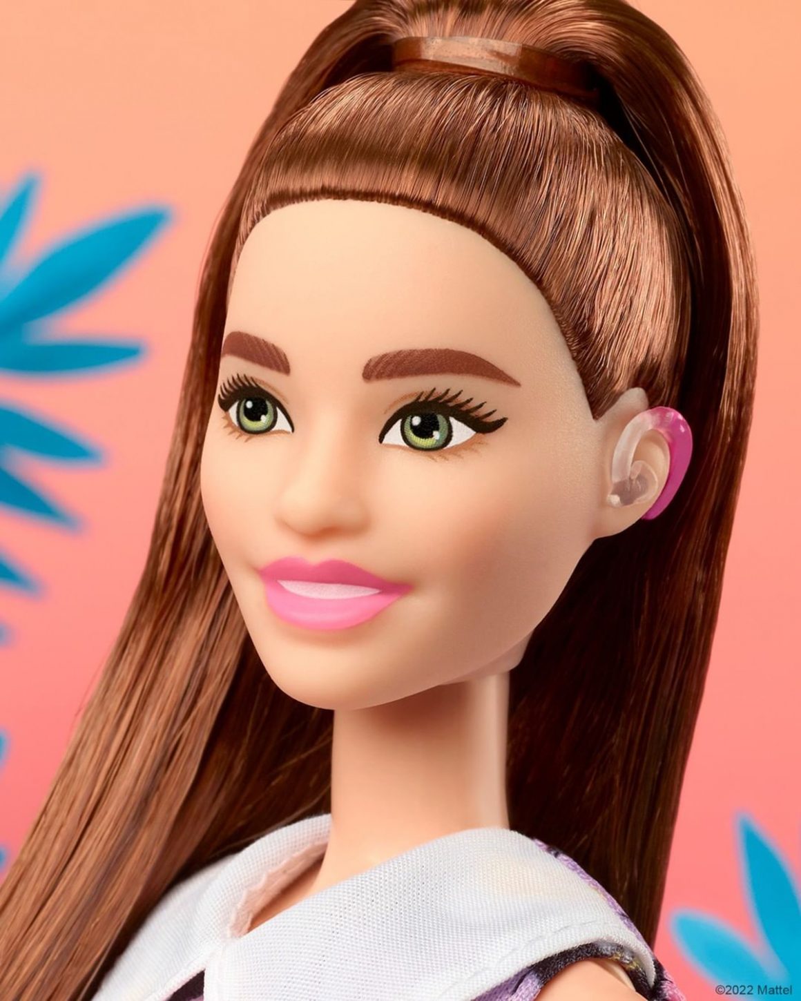 Mattel dévoile sa première poupée Barbie équipée de prothèses auditives ...
