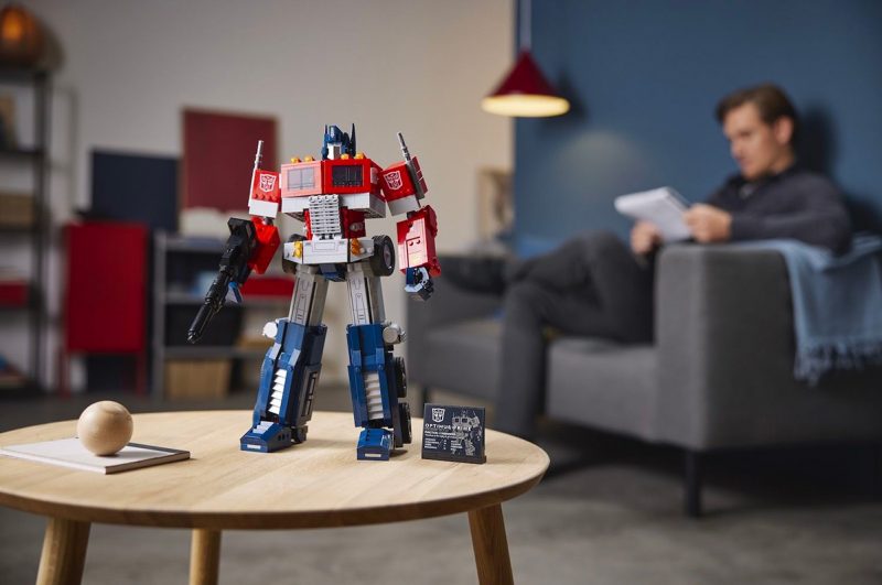 Transformers : LEGO dévoile le robot Optimus Prime qui se transforme en ...