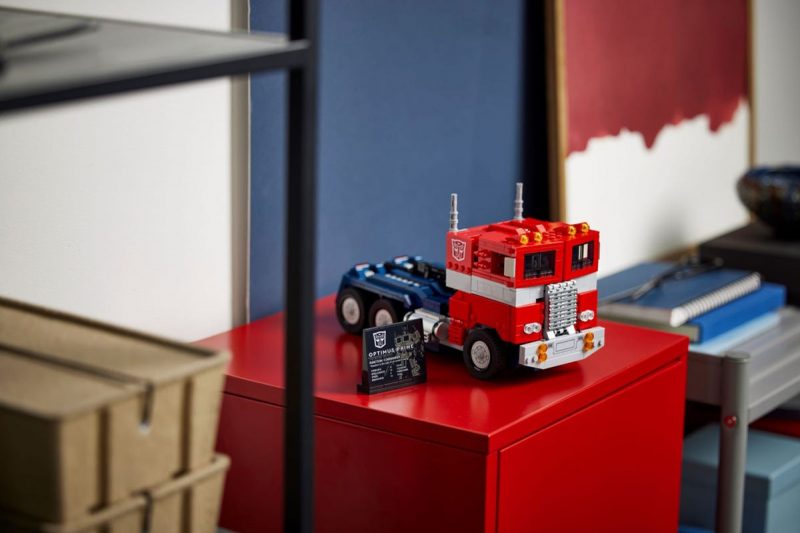 Transformers : LEGO dévoile le robot Optimus Prime qui se transforme en ...