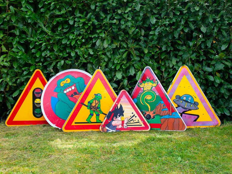 Il détourne les panneaux de signalisation avec des personnages de la ...