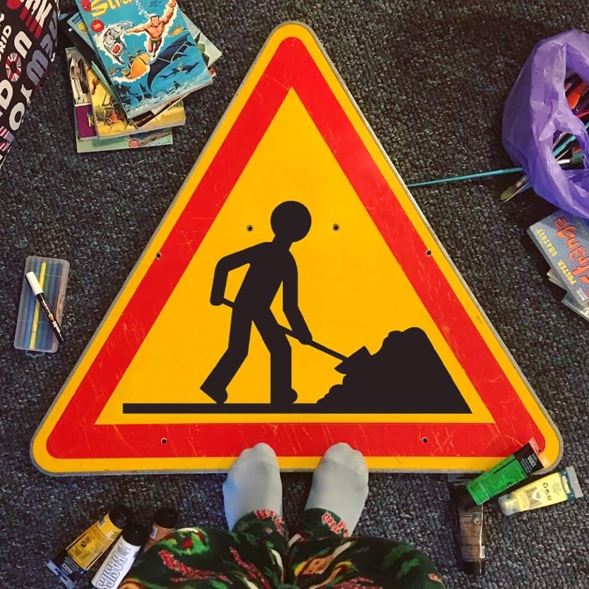 Il détourne les panneaux de signalisation avec des personnages de la ...