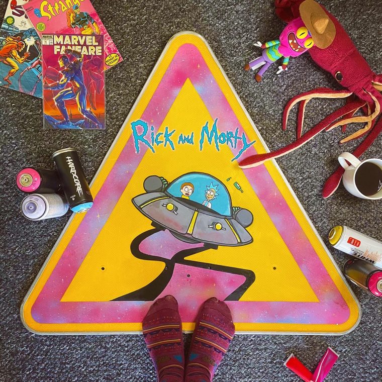 Il détourne les panneaux de signalisation avec des personnages de la ...