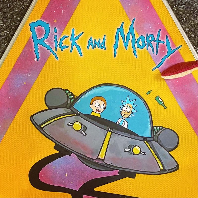 Il détourne les panneaux de signalisation avec des personnages de la ...