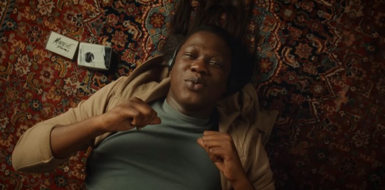 Le rappeur Doum’s dévoile un clip truffé de scènes cultes du cinéma