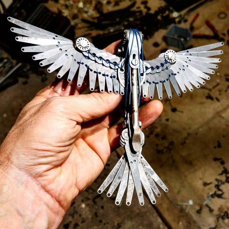 L'artiste Jeremy Mayer recycle les machines à écrire en sculptures d ...
