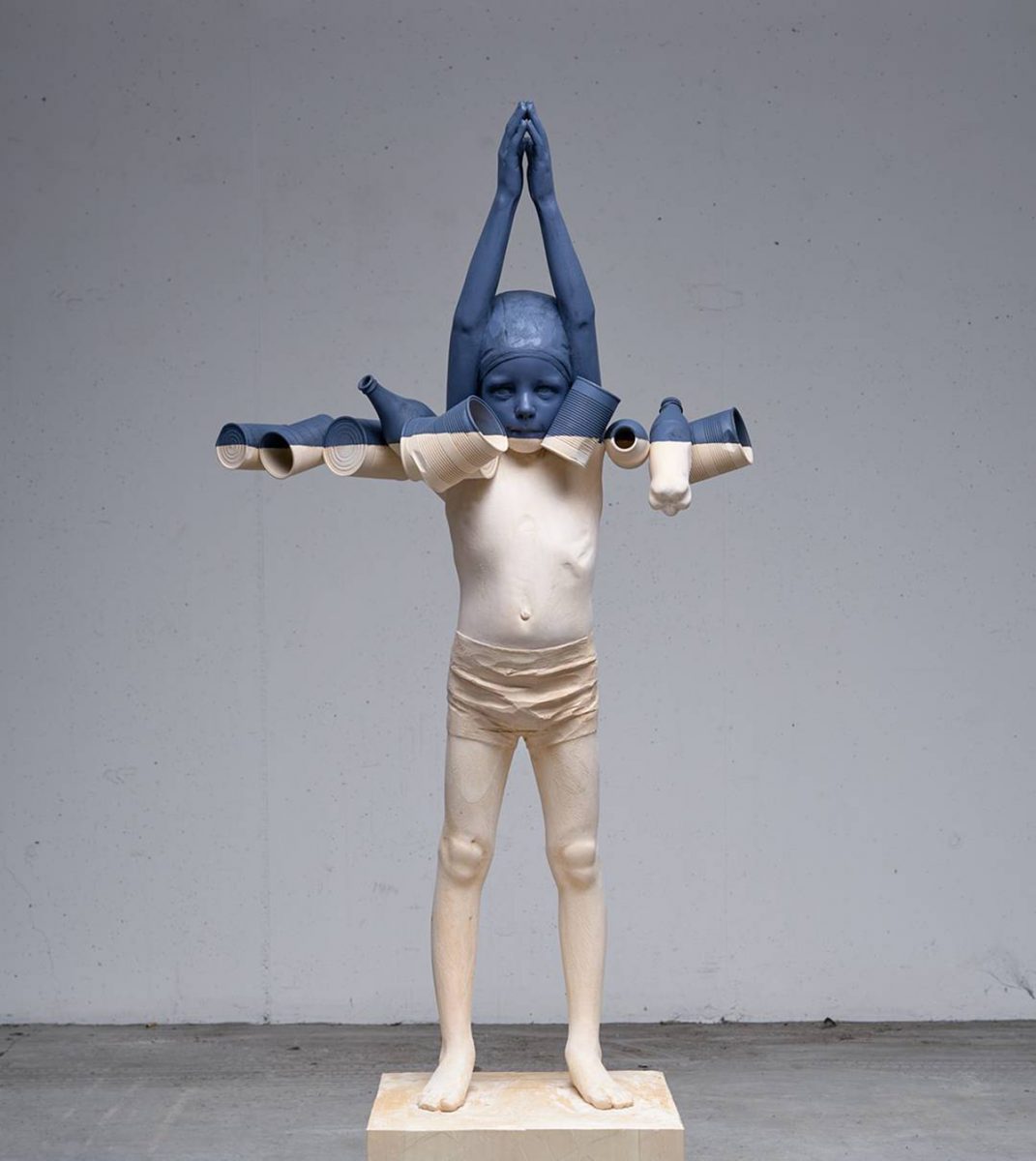 Les étonnantes sculptures figuratives en bois de l’artiste Willy Verginer