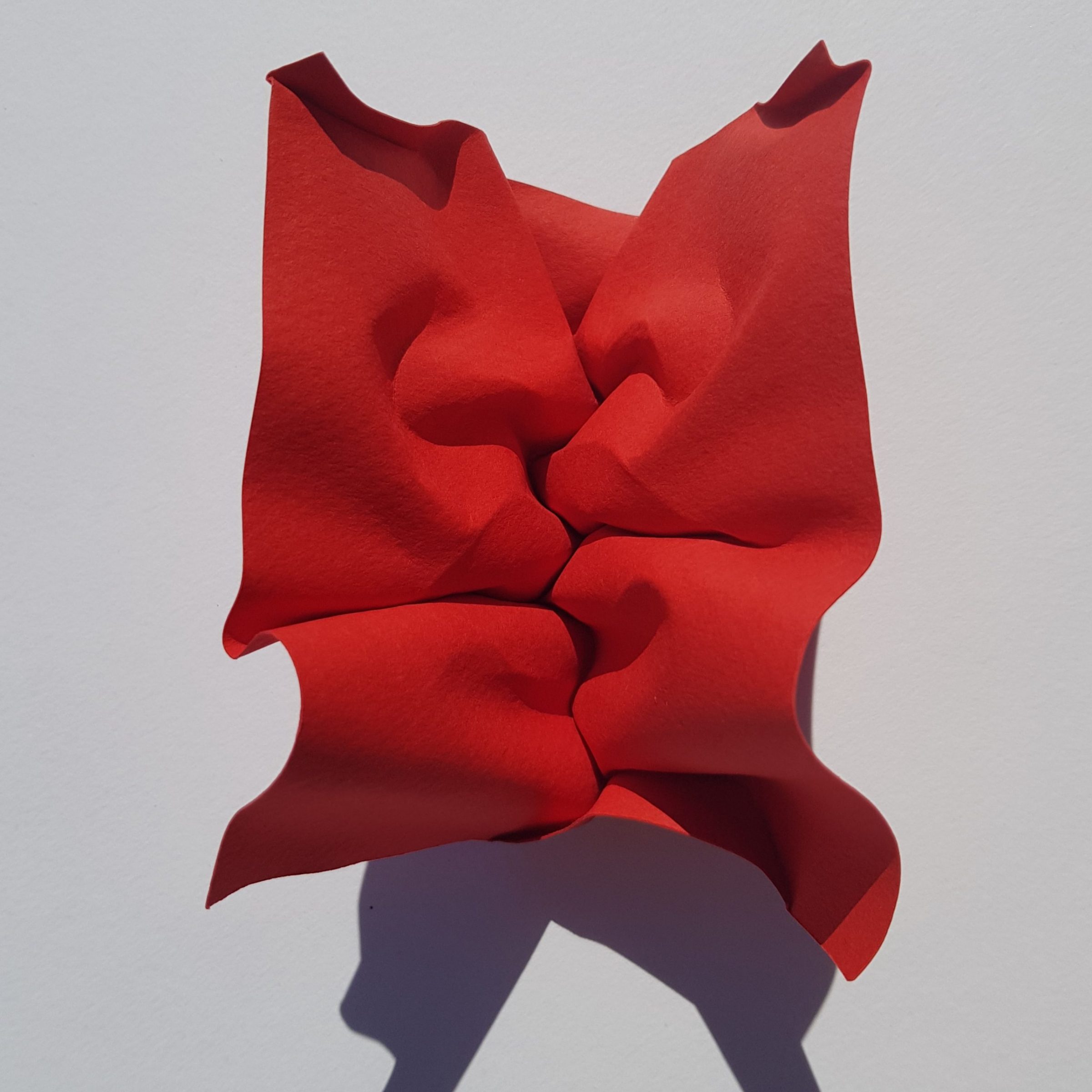 Les visages poétiques en papier plié de l’artiste Polly Verity