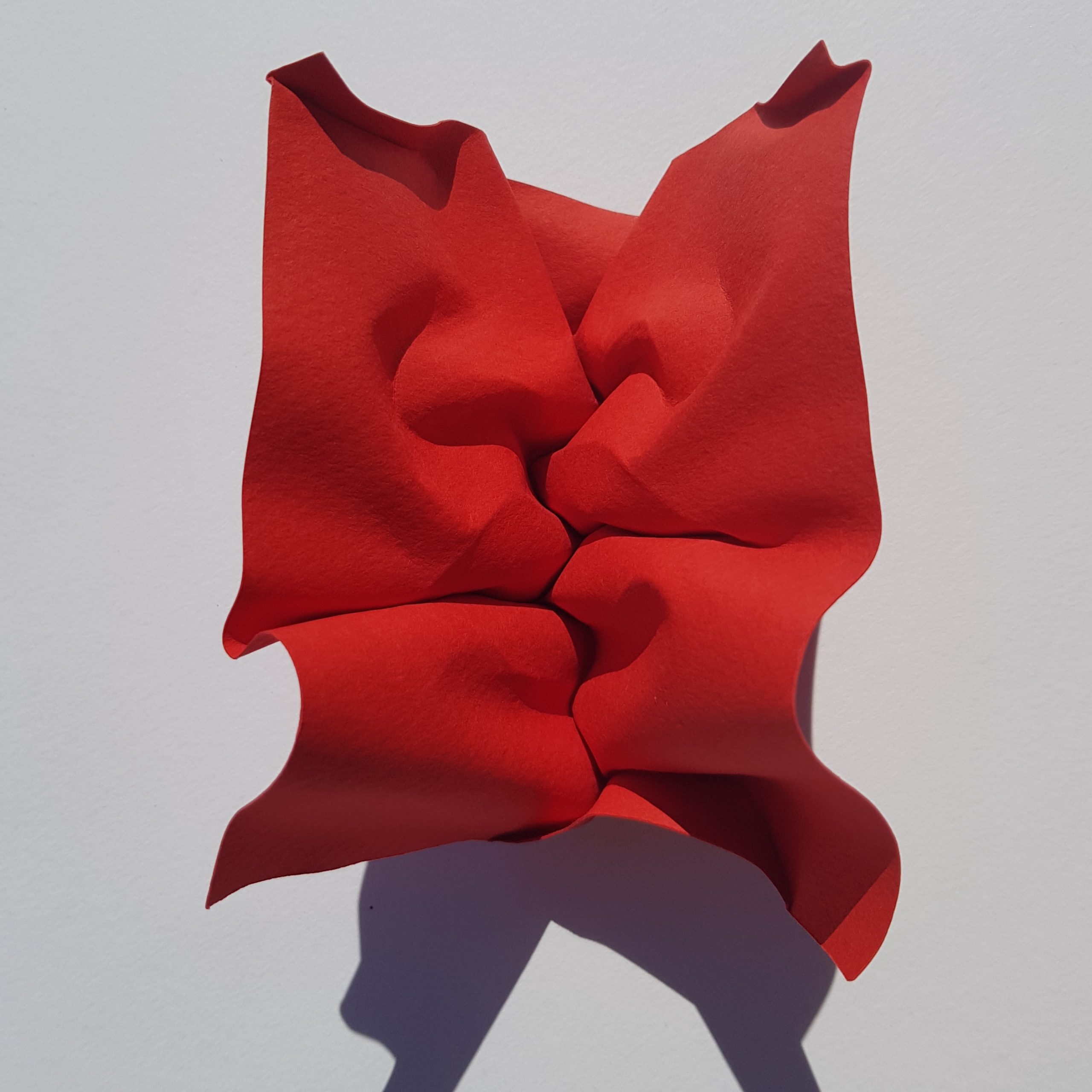 Les visages poétiques en papier plié de l’artiste Polly Verity