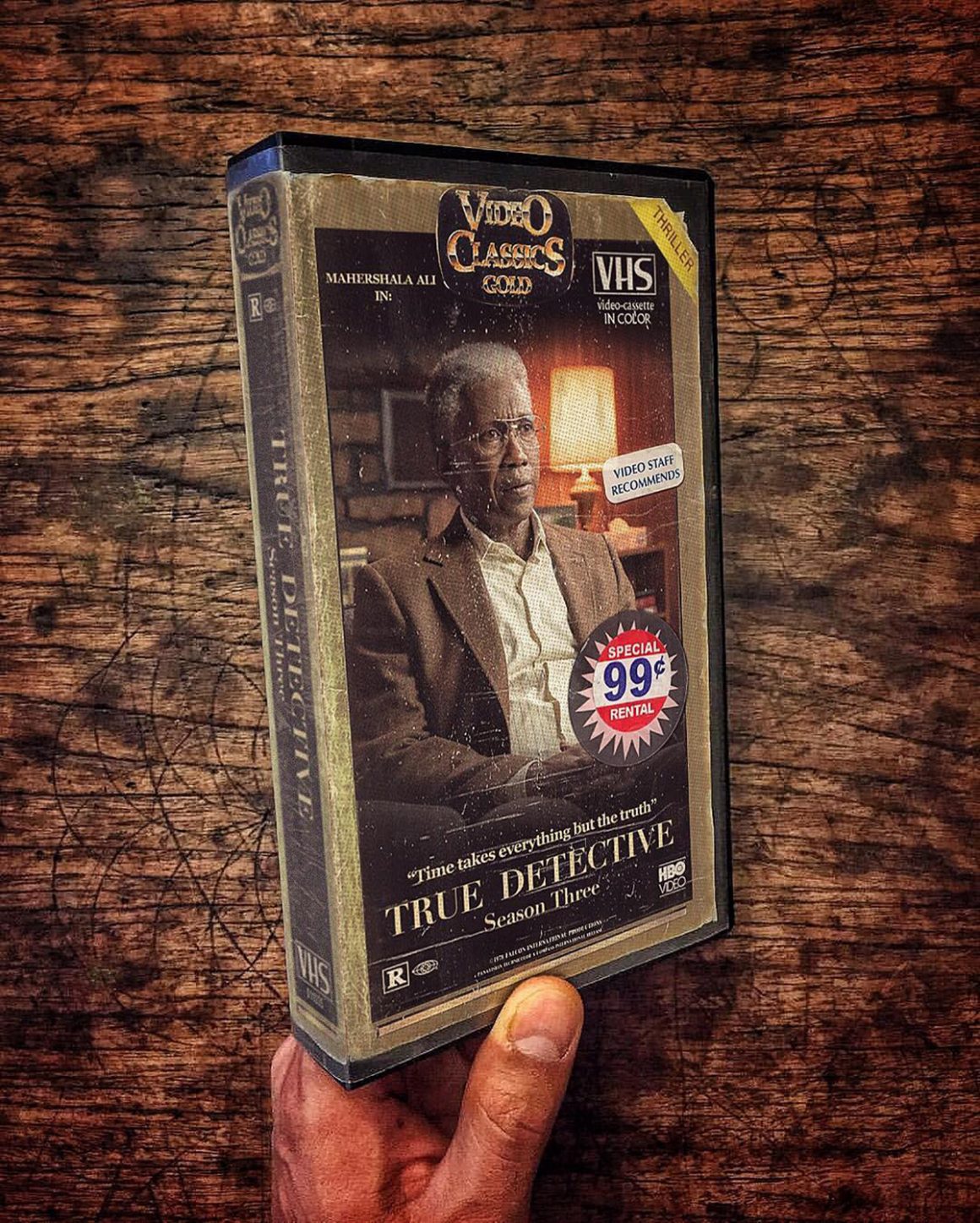 Cet artiste crée des pochettes de VHS old school de séries et films récents