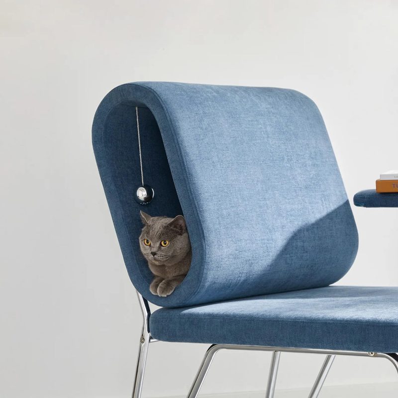 Un fauteuil design conçu pour que votre chat se cache dans le dossier