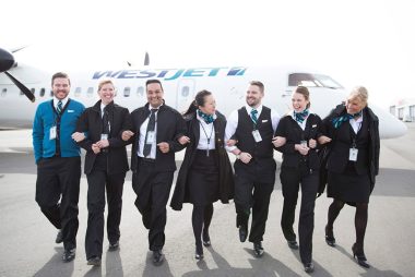 Au Canada, la compagnie aérienne WestJet met en place des uniformes ...