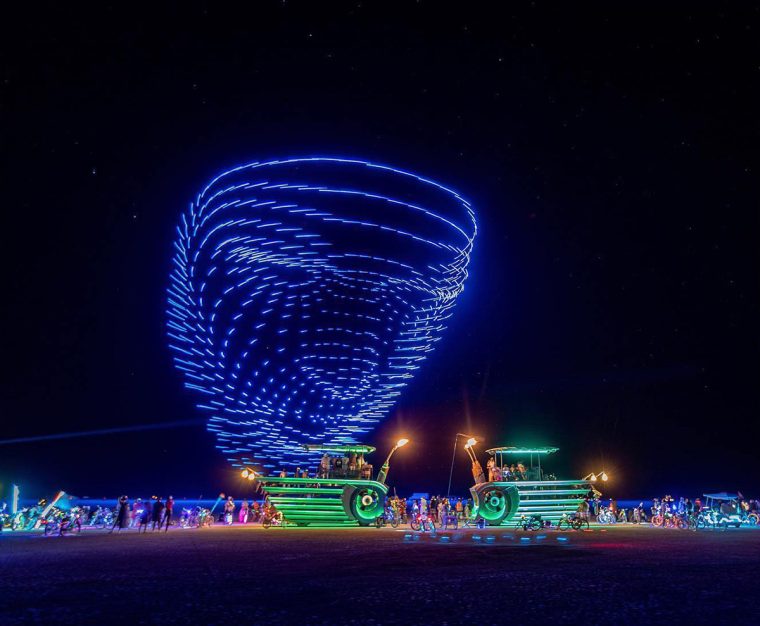 1000 drones réalisent un immense show 3D pour la clôture du Burning Man ...
