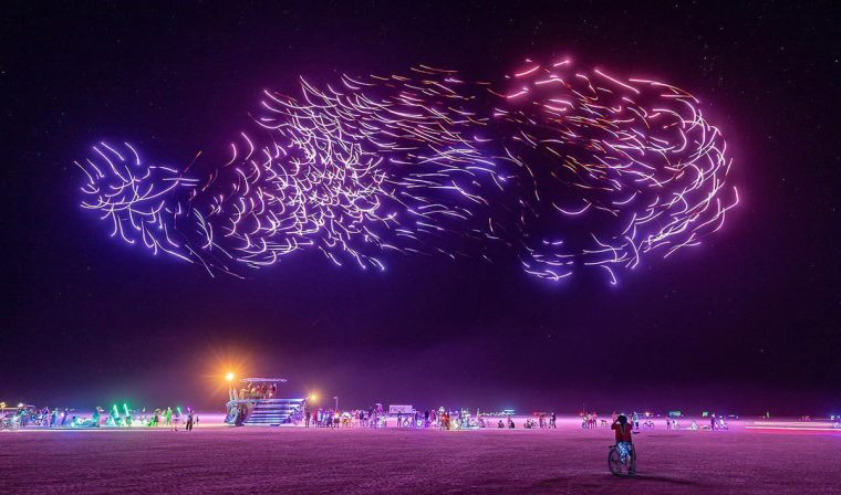 1000 drones réalisent un immense show 3D pour la clôture du Burning Man ...