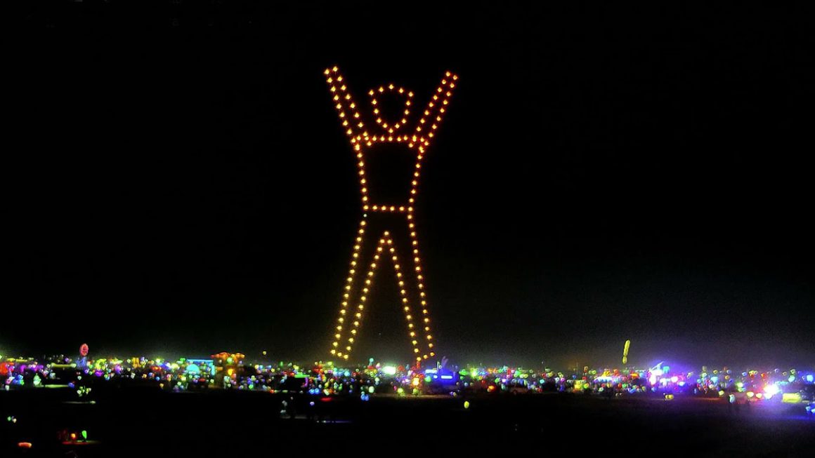 1000 drones réalisent un immense show 3D pour la clôture du Burning Man ...