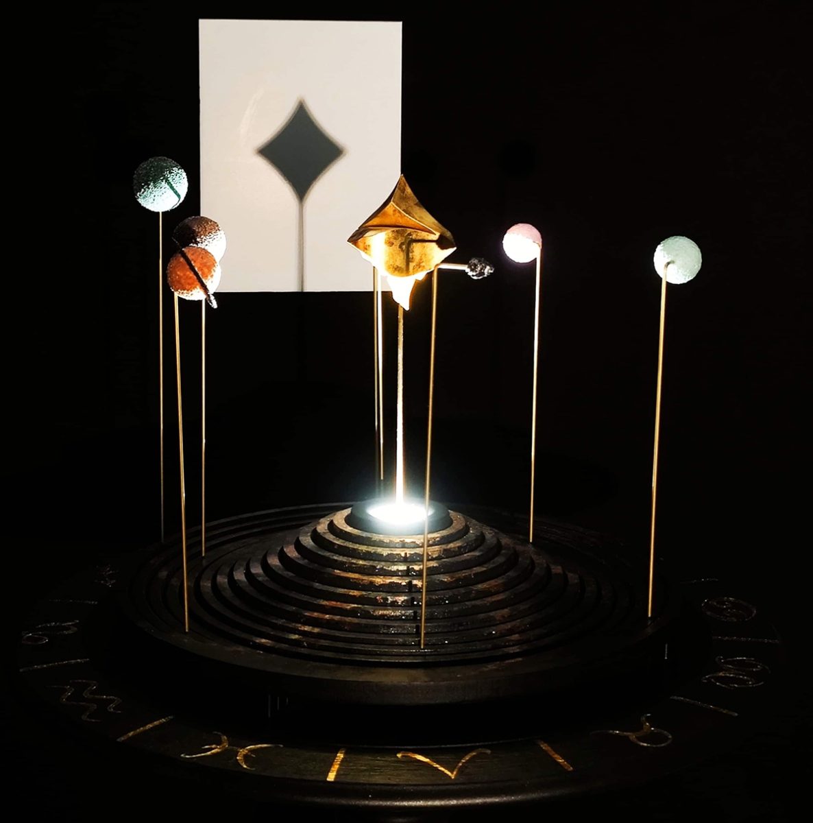 Cette sculpture en anamorphose dévoile 3 portraits d'Elisabeth II