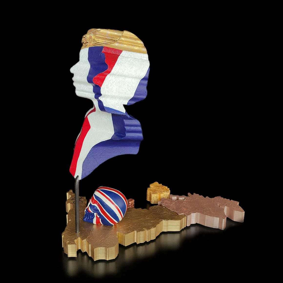 Cette sculpture en anamorphose dévoile 3 portraits d'Elisabeth II