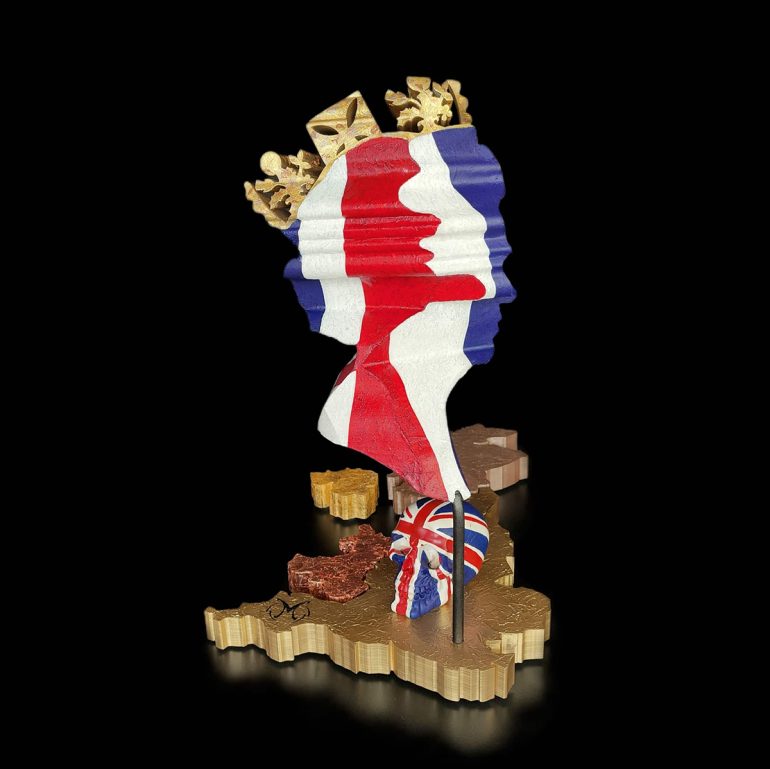 Cette sculpture en anamorphose dévoile 3 portraits d'Elisabeth II ...