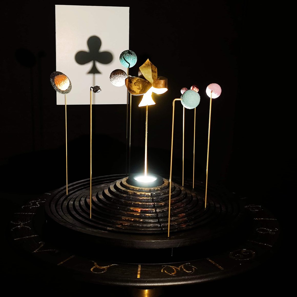 Cette sculpture en anamorphose dévoile 3 portraits d'Elisabeth II