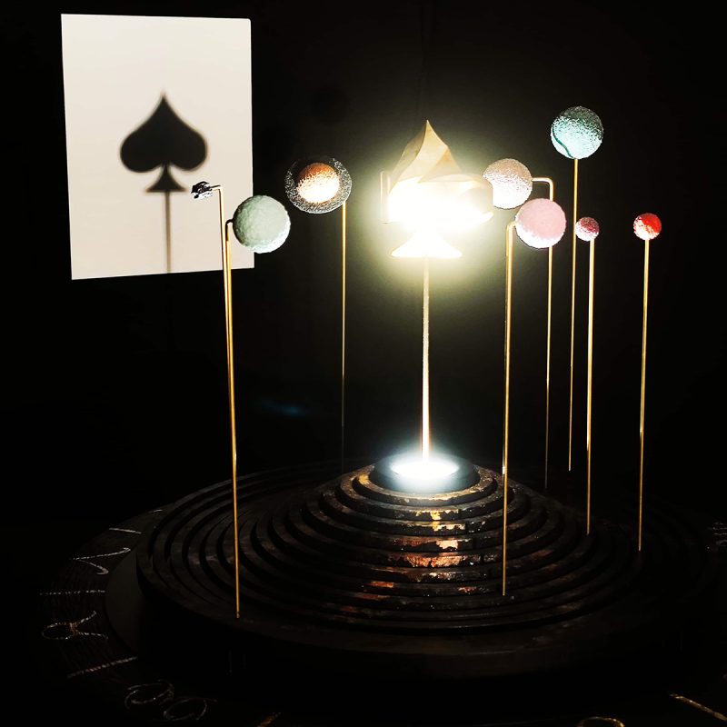 Cette sculpture en anamorphose dévoile 3 portraits d'Elisabeth II