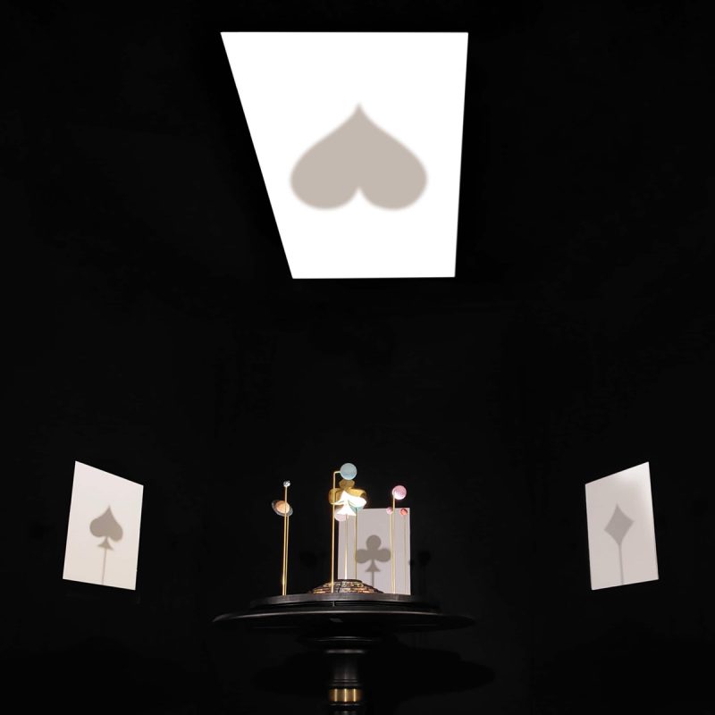 Cette sculpture en anamorphose dévoile 3 portraits d'Elisabeth II